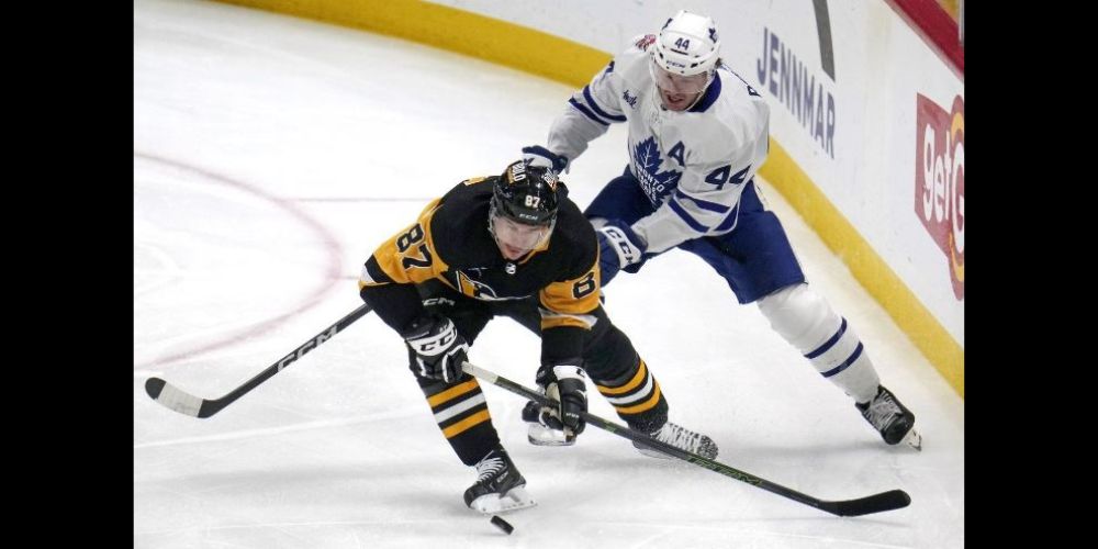 Karlsson scores late in 2nd period, Penguins defeat Maple Leafs 3-2