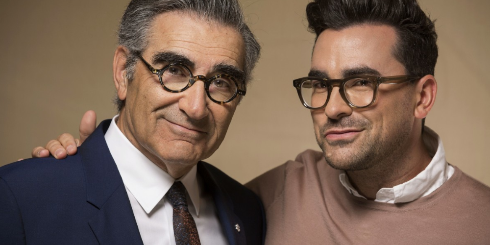 Dan Levy has a surprise family reunion during his opening SNL monologue ...