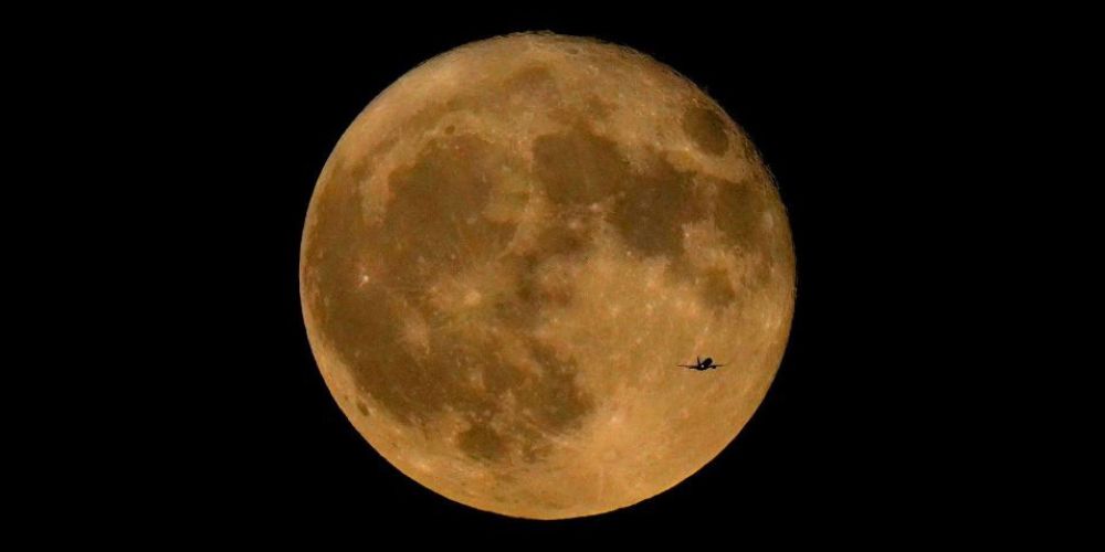 October's supermoon pairs with a comet