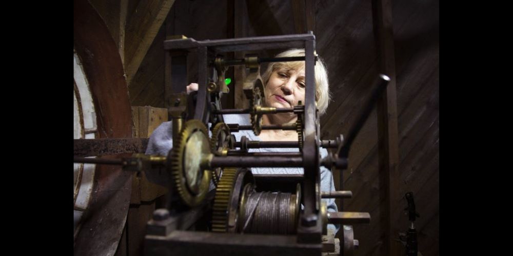 Ukrainian watchmaker fixes Newfoundland clock tower that hasn't told ...