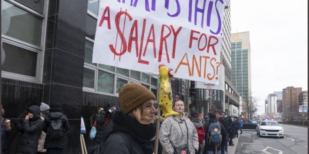 Striking public servants block access to government buildings and key ... Striking public servants block access to government buildings and key ...