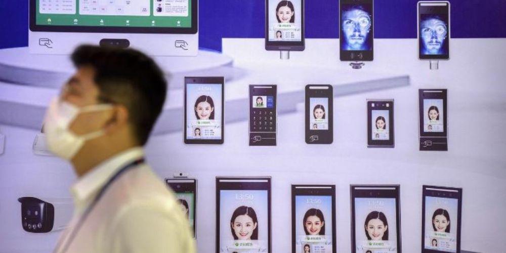 Border Agency Eyes Smartphone Facial Recognition System Amid Privacy