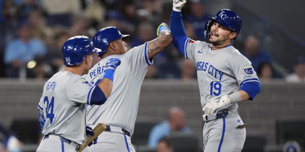Michael Massey lifts Royals over Blue Jays 4−1