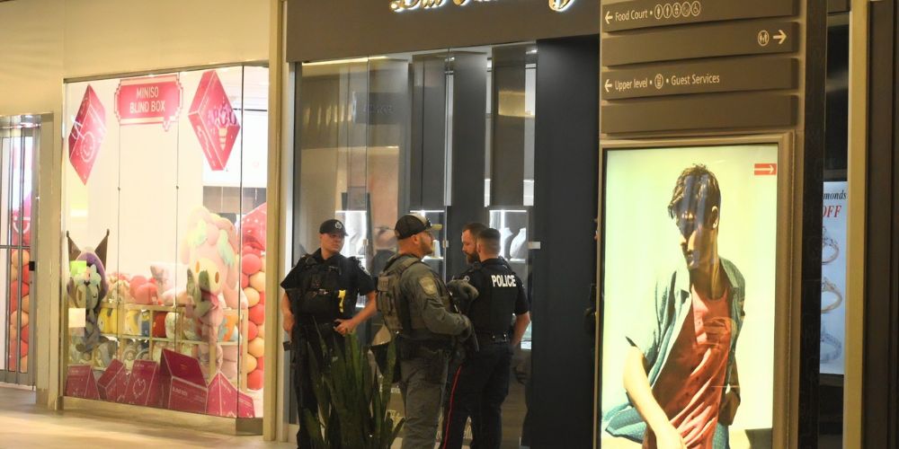 (Update) 4 suspects sought in reported armed robbery at Georgian Mall ...