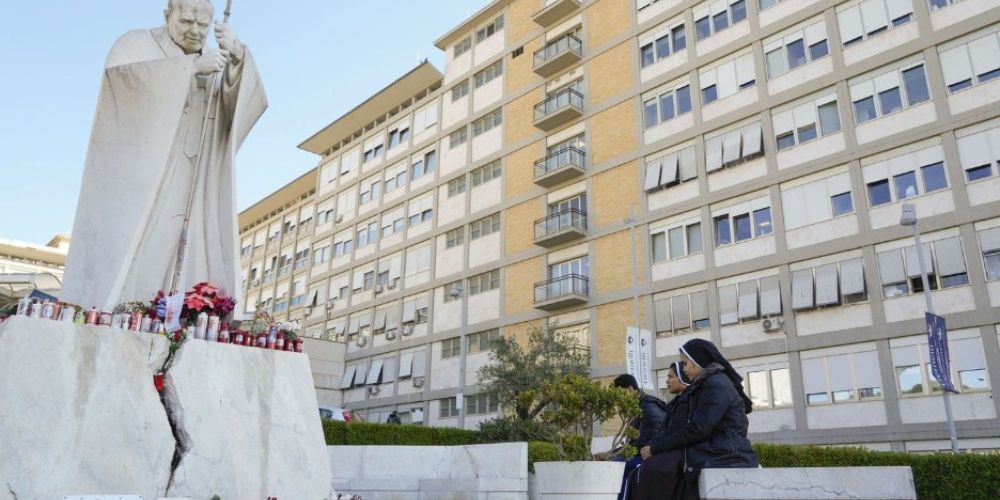 (Updated) Pope Francis is conscious and receiving supplemental oxygen ...