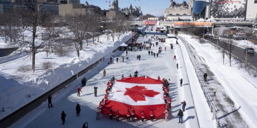 Statistics Canada says population rose to 41,528,680 at Jan. 1 as ...