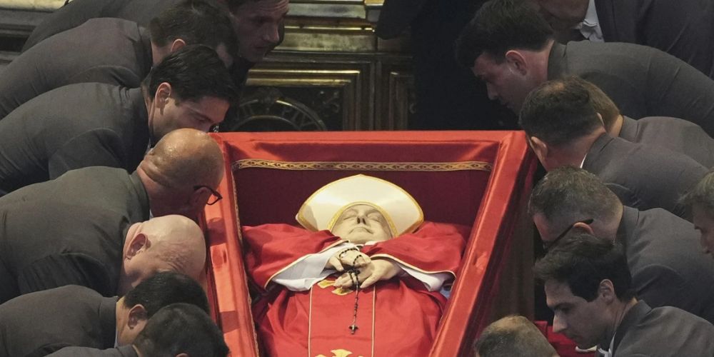Bells toll as Pope Francis’ body is transferred to St. Peter’s Basilica ...