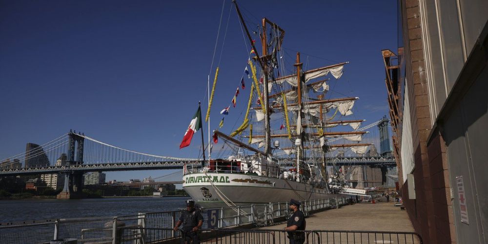 (Updated) Turbulent waters may have contributed to Mexican tall ship's crash into Brooklyn ...