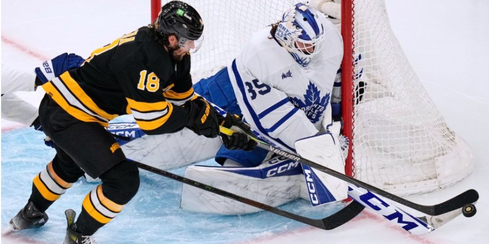 Pastrnak scores twice, hits 400-goal milestone as Bruins beat Maple Leafs