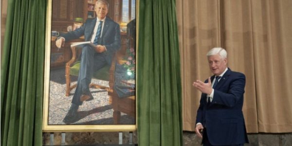 Harper calls for national unity, independence at portrait unveiling