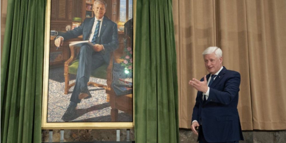 Harper calls for national unity, independence at portrait unveiling