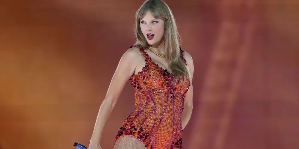 Taylor Swift becomes the youngest woman inducted into the Songwriters ...